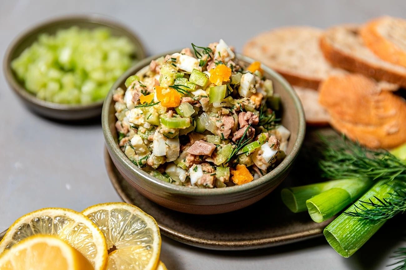 Гости на пороге — время для быстрого угощения: этот салат вы ...