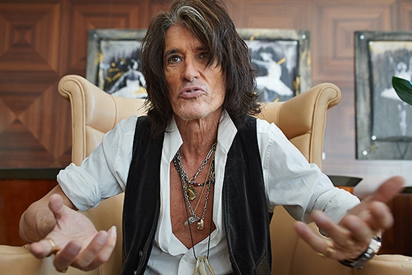 Гитарист Aerosmith Джо Перри госпитализирован прямо со сцены 24СМИ